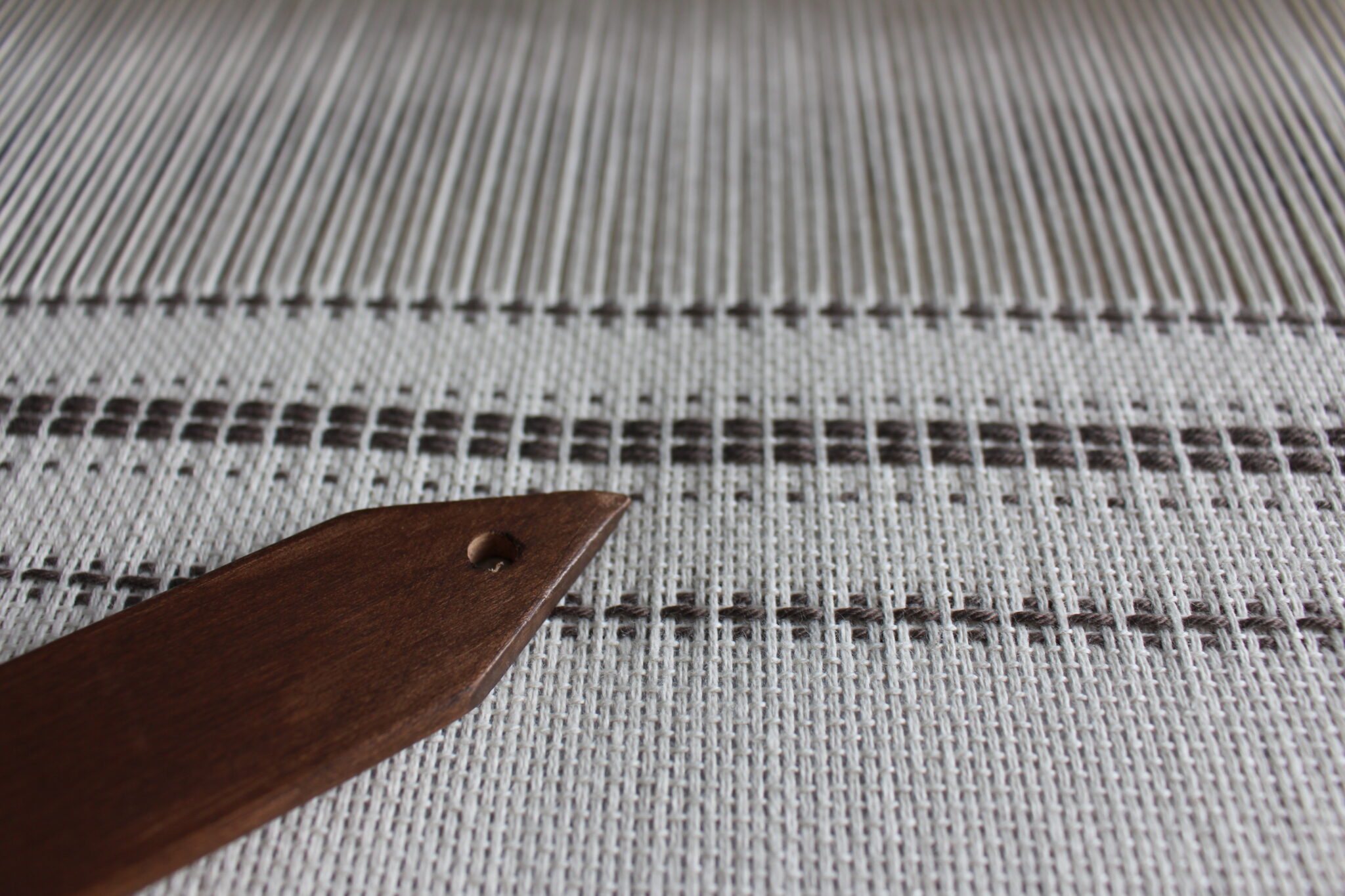 Weaving a Christmas Table Runner - Curly-n-Yarny
